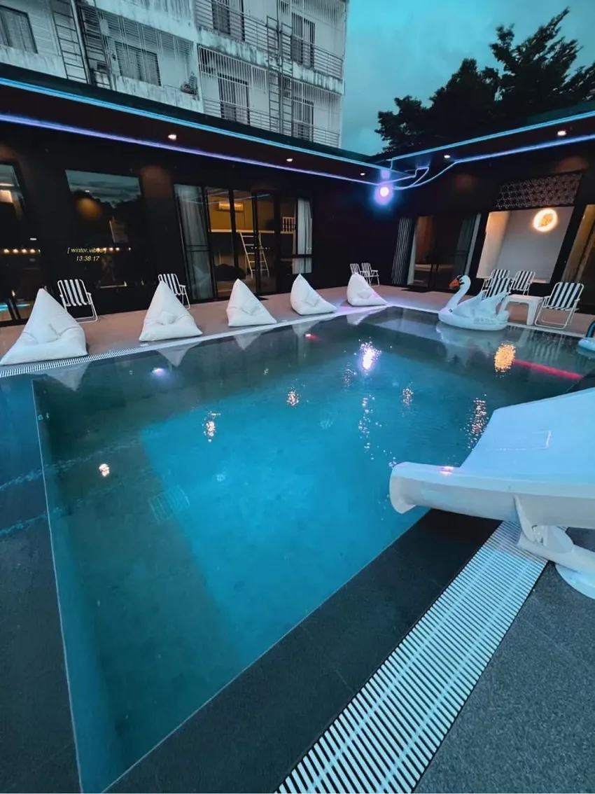 Black Moon Pool villa บางแสน - โรงแรมโปรโมชั่นพิเศษ