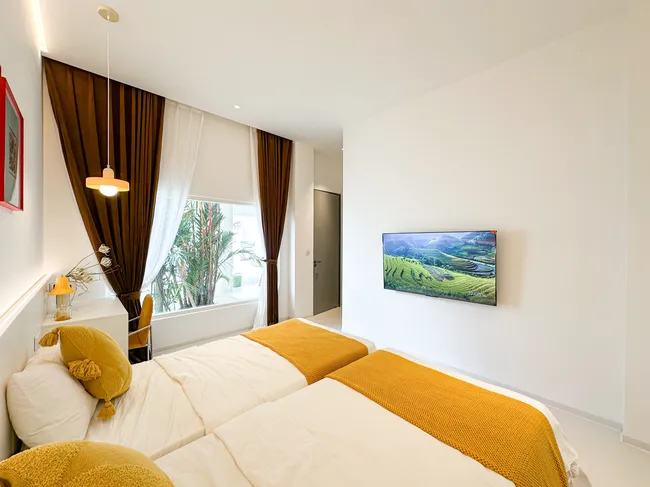 Happy house without people lot 1